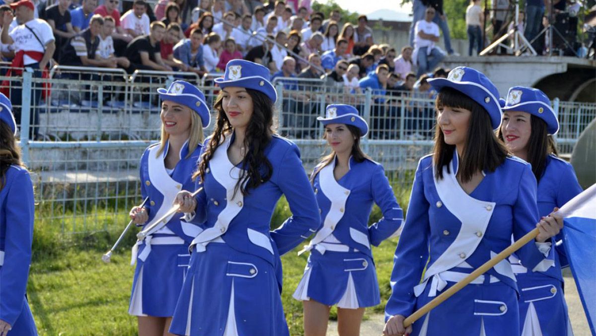 Street parade of drummers, majorettes, a marching band and dancers ...